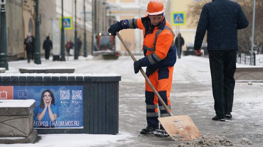 Москва в преддверии зимы столкнулась с дефицитом дворников | Новости ...